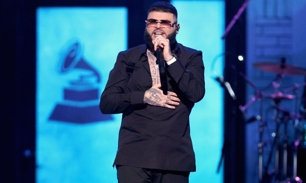 Farruko reconoce la presencia de Dios en pleno concierto y predica a ... Farruko reconoce la presencia de Dios en pleno concierto y predica a ...